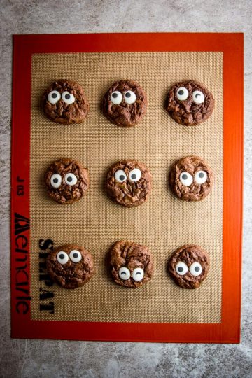 Cute Monster Eye Cookies - An Easy Halloween Treat!
