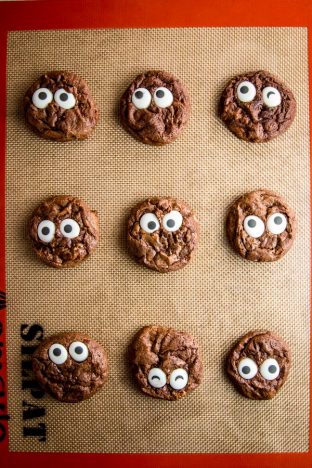 Cute Monster Eye Cookies - An Easy Halloween Treat!