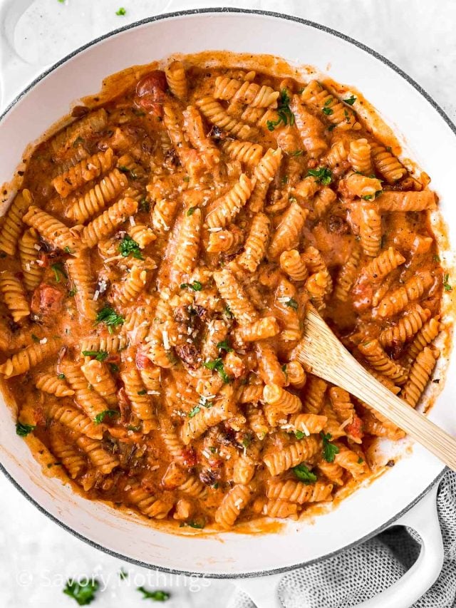 One Pot Creamy Tomato Pasta - Savory Nothings