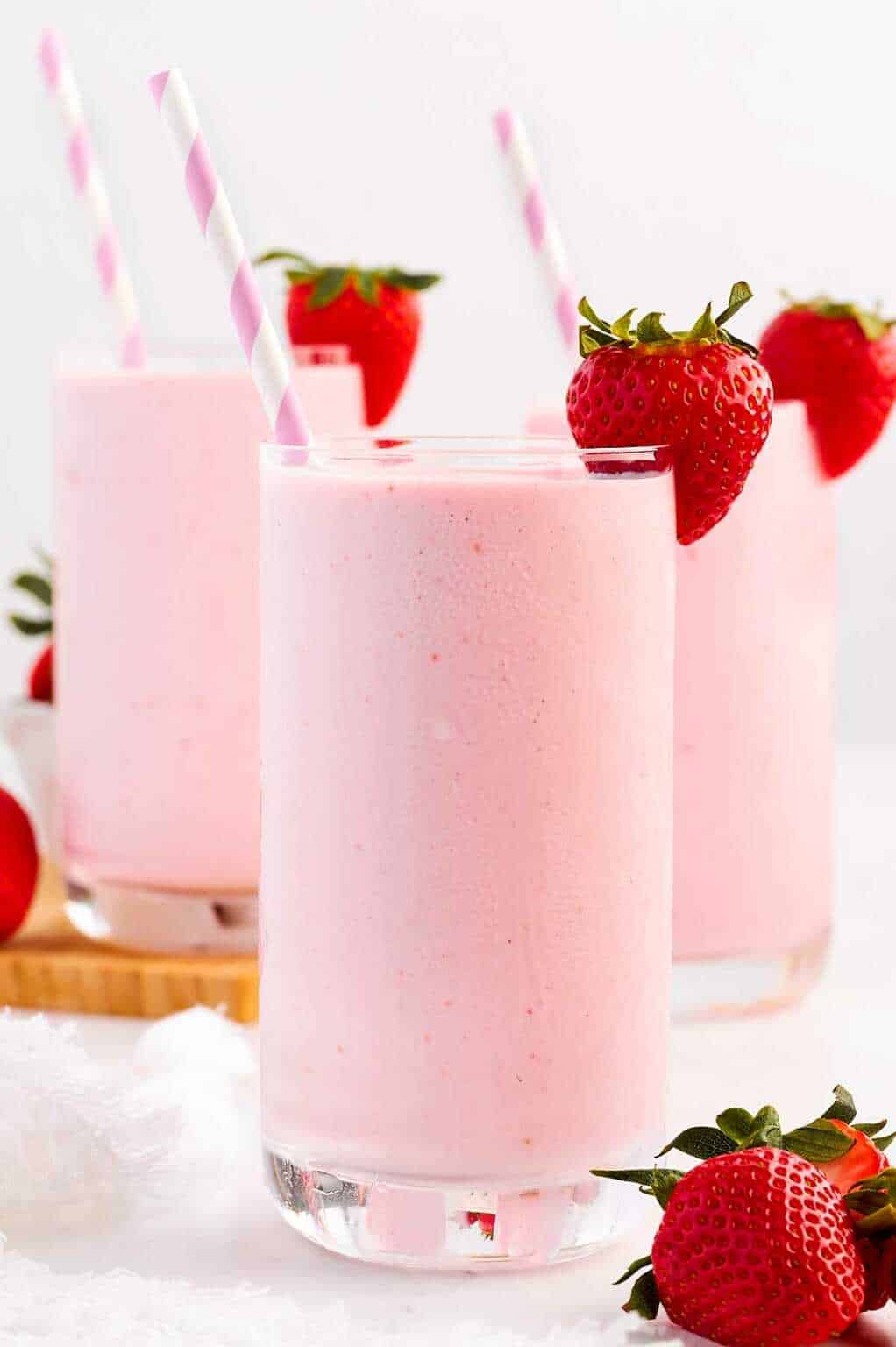 Strawberry Yogurt Smoothie Recipe - Savory Nothings